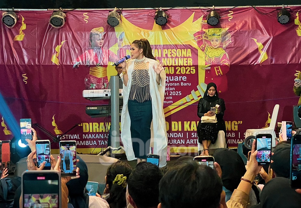 Ratu Sikumbang charms at Minangkabau Cultural and Culinary Glamor Mahligai Festival 2025 ...